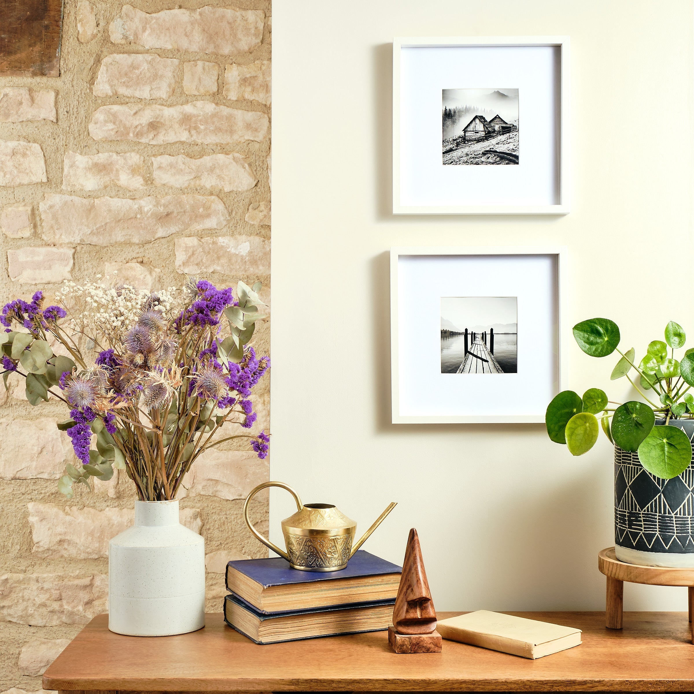 A Guide On How to Hang and Arrange Photo Frames | Kenro Blog